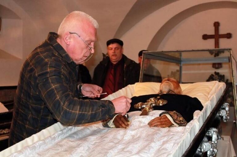 Microbiological aspects of the examination of the 140-year-old embalmed body of N.I. Pirogov ...